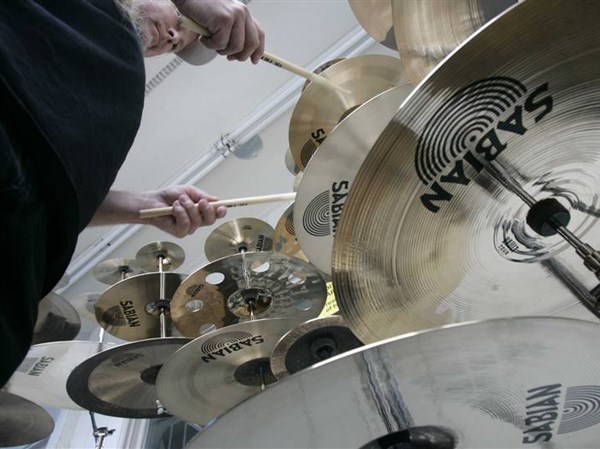 Crash course: Percussionists and passers-by get lessons in the art and ...