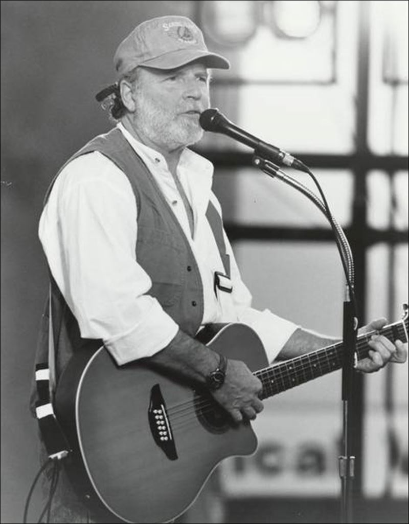 Dailey sings of lakes, fish, and summertime - Toledo Blade