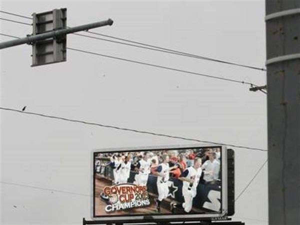 Electronic billboards beam from 6 Toledo intersections | The Blade