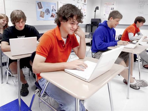 Student Help Desk squad keeps computers humming | The Blade