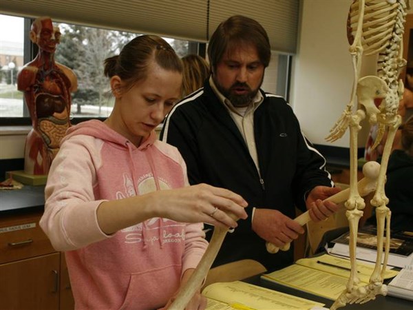 Anatomy students study human skeleton | The Blade