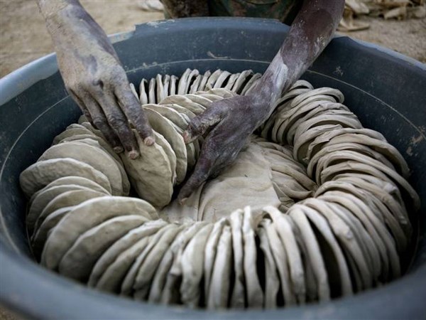 Mud cookies at luxurious resort would be just desserts for rich | The Blade