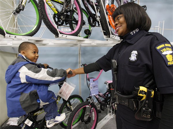Toledo police help deliver Christmas to a dozen children | The Blade