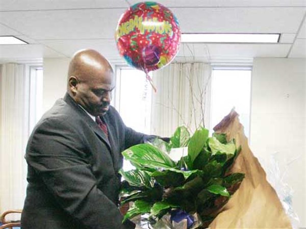 New Toledo Mayor Mike Bell begins first day in office | The Blade