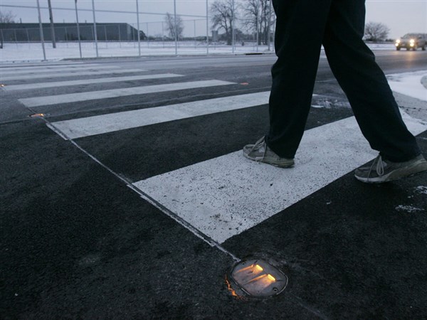 Lighted crosswalk aids pedestrians in Perrysburg | The Blade