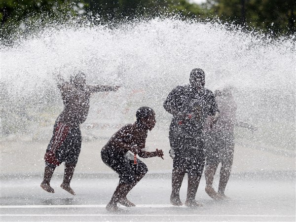 Toledoans seek relief from heat | The Blade