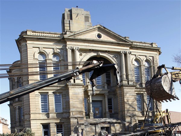 Crews begin demolishing Seneca County courthouse | The Blade