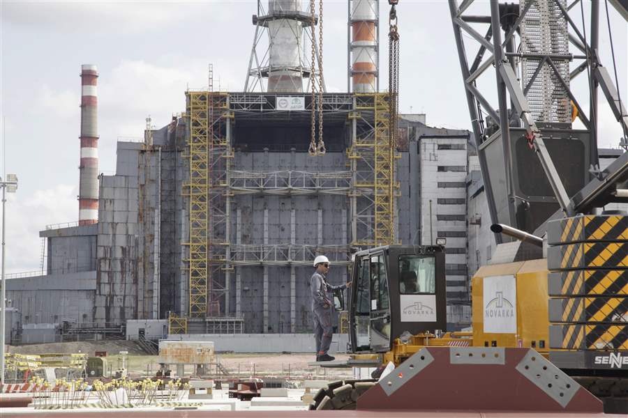 Construction of new Chernobyl shelter begins on 26th anniversary of ...