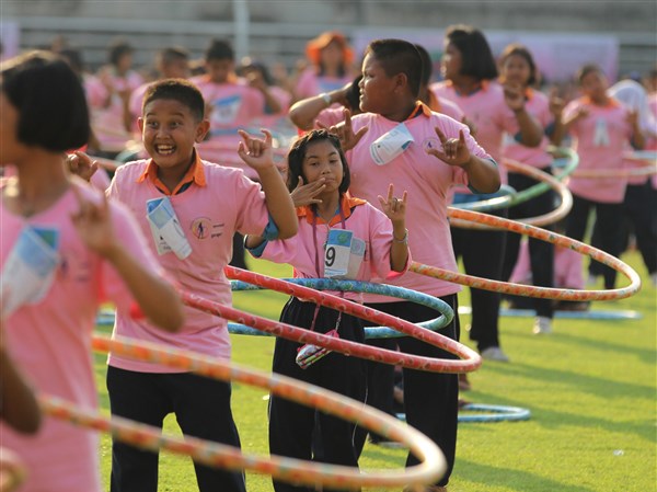 Thailand breaks world hula hoop dancing record | The Blade