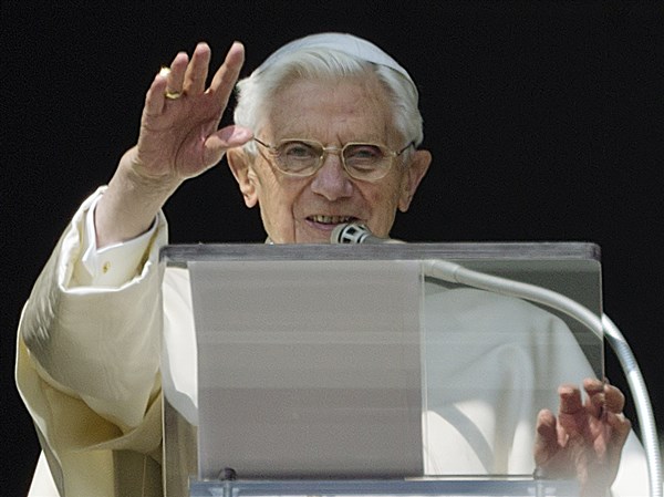 Pope blesses tens of thousands in one of his last appearances | The Blade