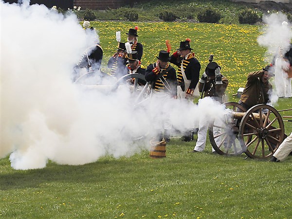 Crowd gathers to commemorate bicentennial of 1813 bombardment of Fort ...