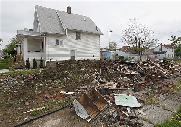 Rubble sometimes lingers long after homes torn down - The Blade