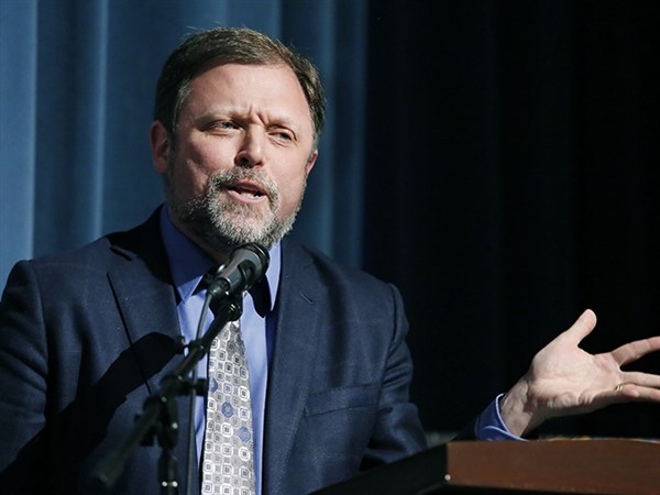 Author Tim Wise delivers talk on race to standing-room only crowd at ...