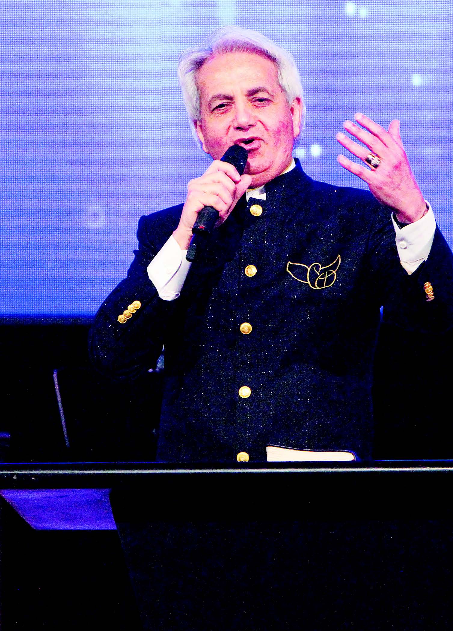Touching lives: Pastor Benny Hinn's ‘healing tour’ stops in Toledo ...