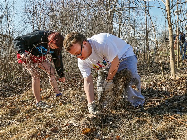 Youths make a difference, clean up parks throughout city on Service Day ...