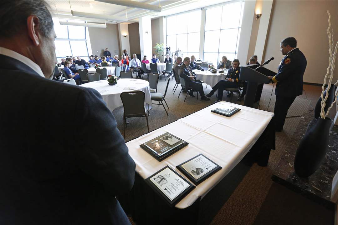 UT gets plaques honoring Toledo firemen - The Blade