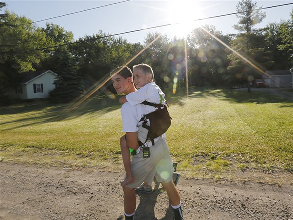 Brothers embark on piggyback ride to Ann Arbor | The Blade