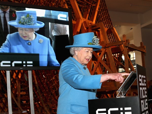 Queen sends first tweet, signed 'Elizabeth R' | The Blade
