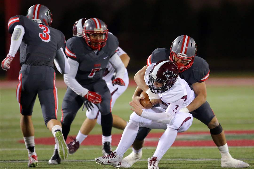 IN PICTURES: Central Catholic rolls at home - The Blade