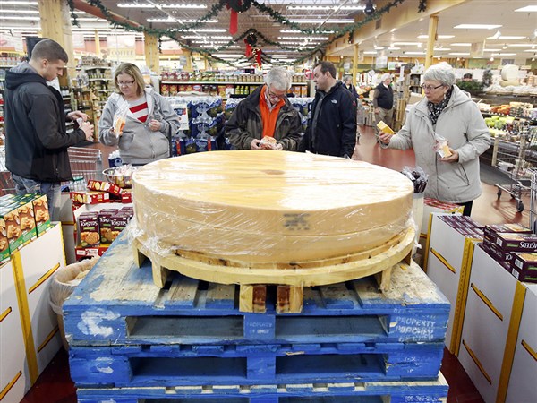 Toledoans carve deep into cheese wheel | The Blade