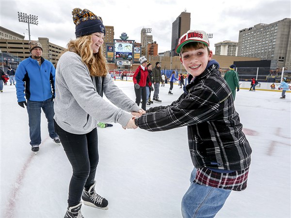 Skaters twirl, give Winterfest a whirl | The Blade