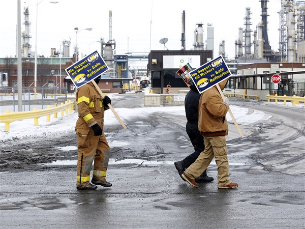 Refinery workers protest at Marathon headquarters | The Blade