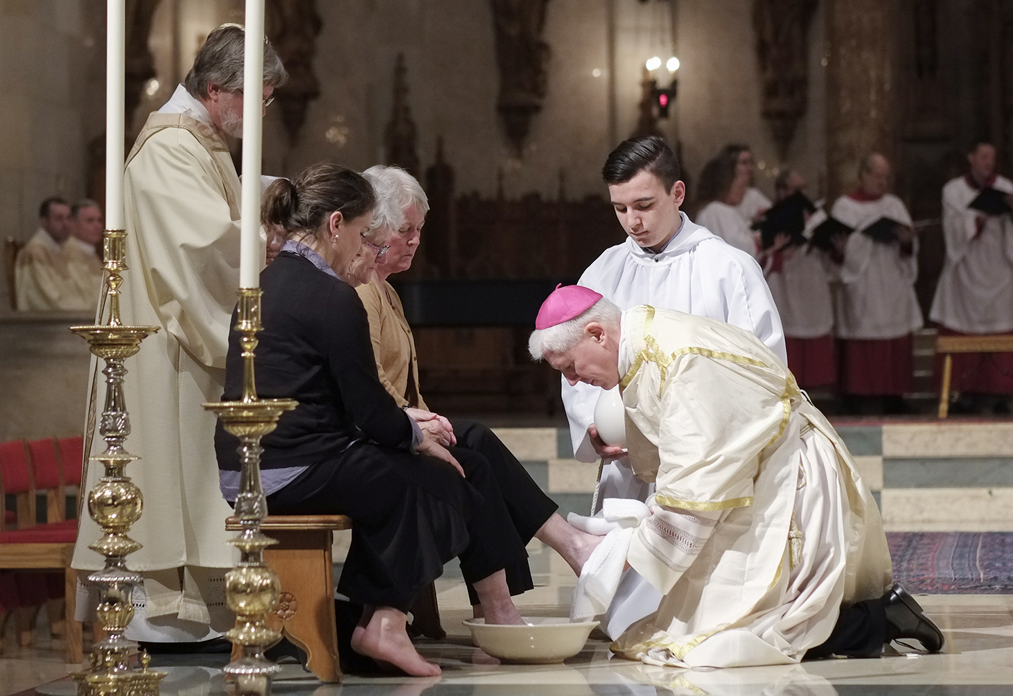 Bishop re-enacts last supper ritual - The Blade