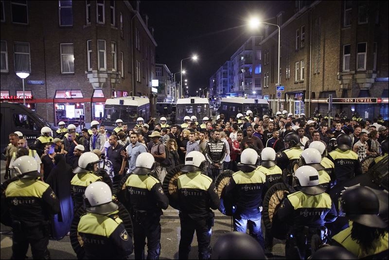 The Hague hit by riots after death of man in police custody - Toledo Blade
