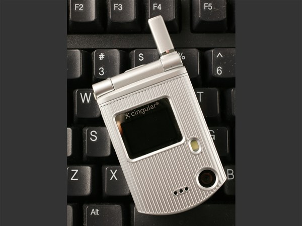 Proud few defy lure of fancy new phones | The Blade