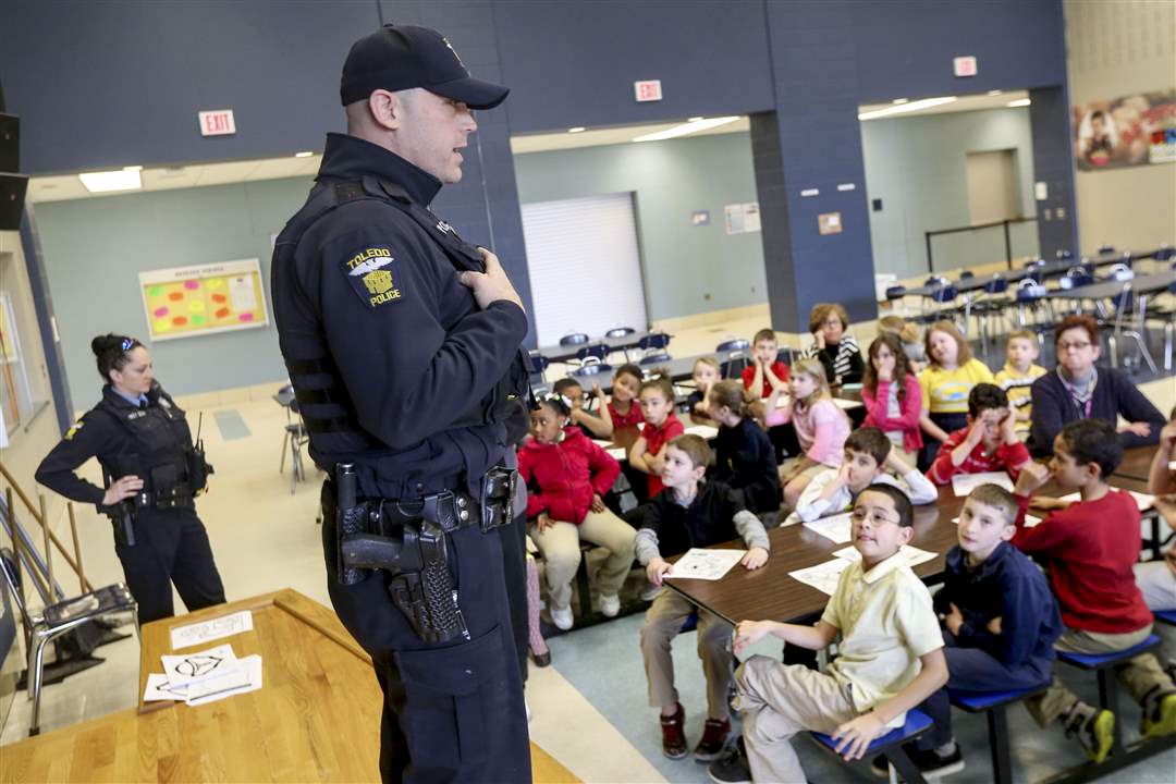 Police officers talk to second graders - The Blade
