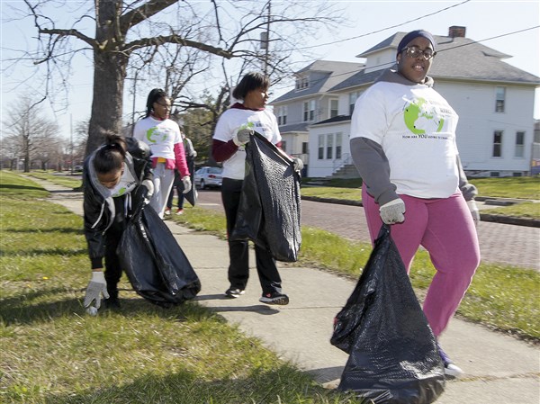 Students clean up the community | The Blade