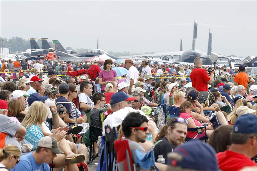 ‘Spectacular’ air show has huge crowd - The Blade