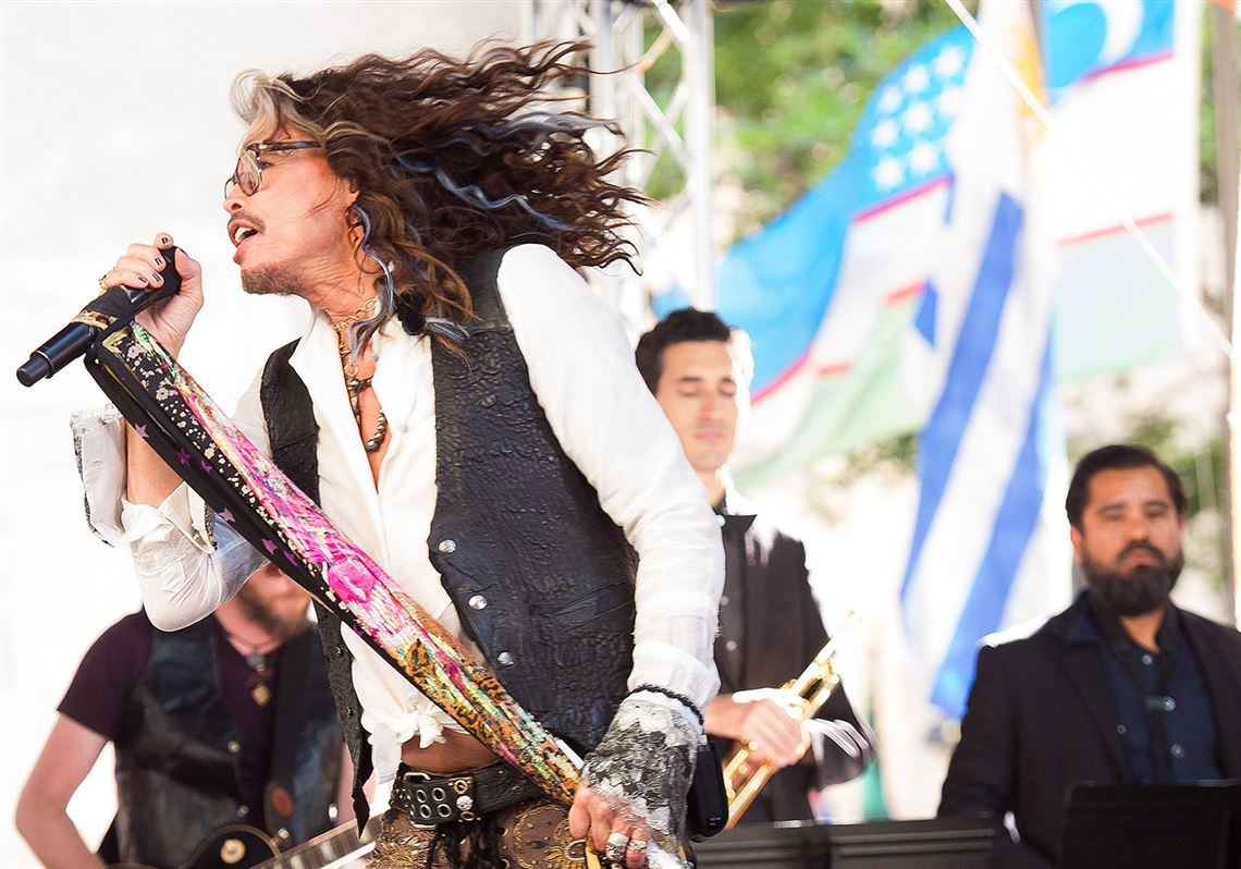 Steven Tyler Performing