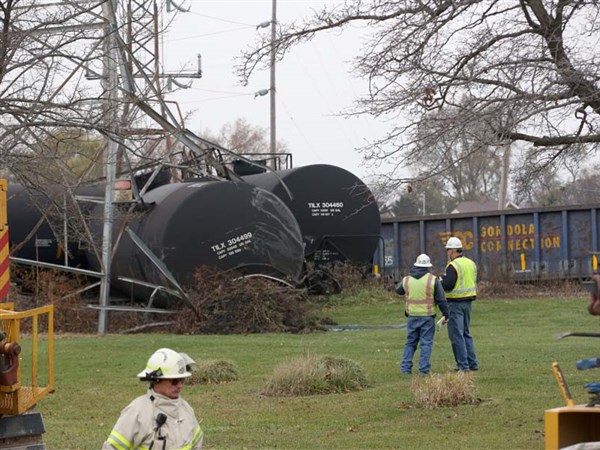Train cars carrying flammable chemical derail in East Toledo | The Blade