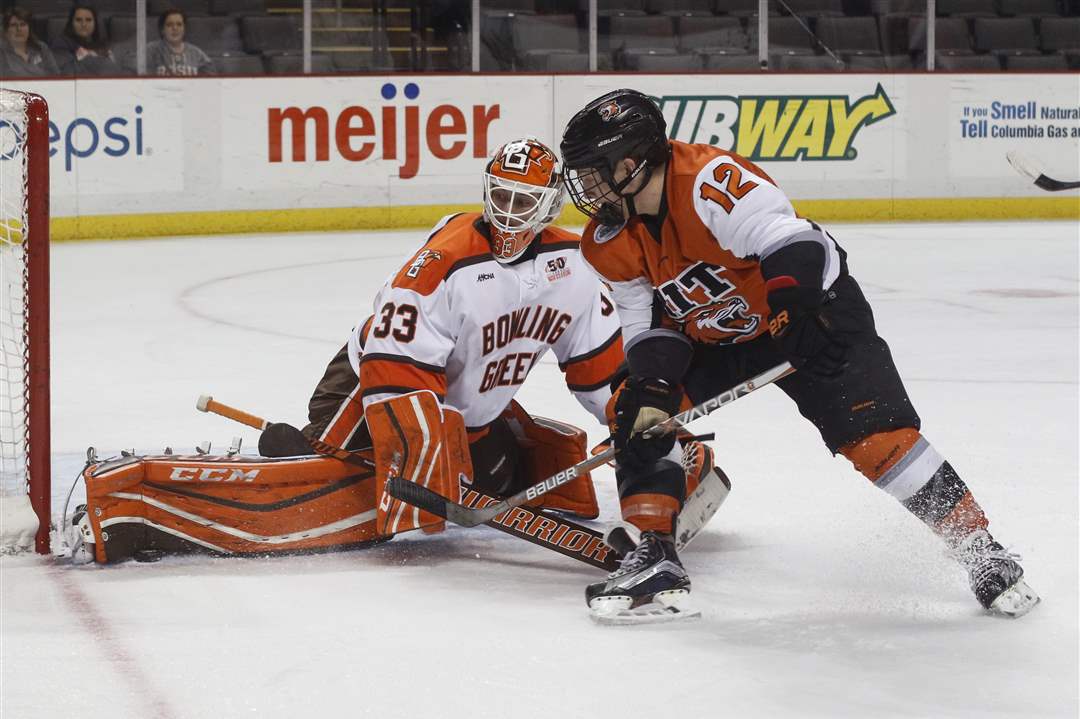 IN PICTURES: BG hockey posts shutout - The Blade