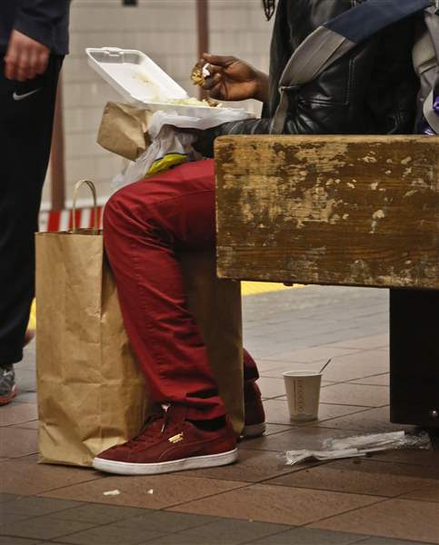 NYC officials abandon subway trash bin ban experiment - The Blade