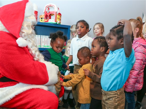 Children meet Santa at area shelter | The Blade