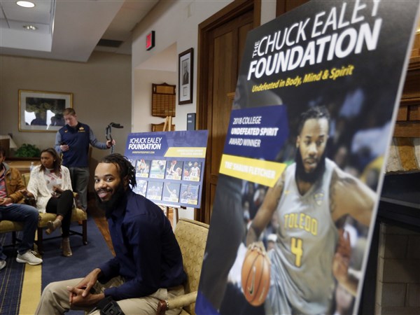 PHOTO GALLERY: Chuck Ealey Foundation awards | The Blade