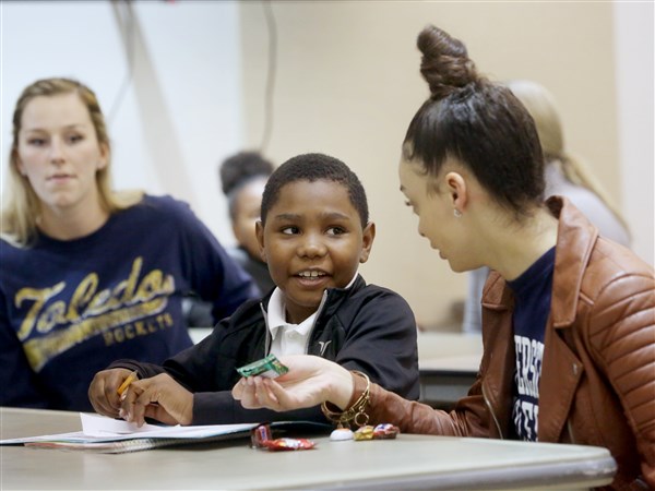 UT students, kids bond through mentoring program | The Blade