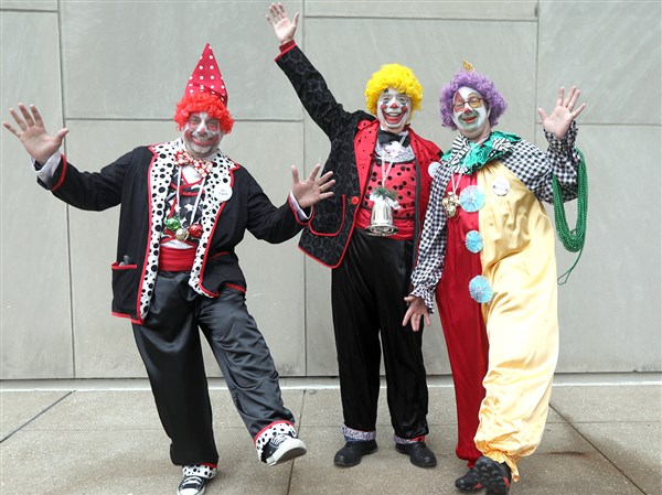 Distinguished Clown Corps boosts spirits at Holiday Parade | The Blade