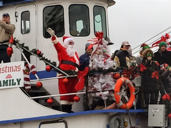 Tugboat delivers 40 trees for Christmas | The Blade