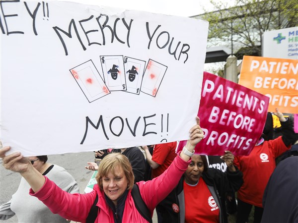 Sherrod Brown visits Mercy Health picket line as strike wears on | The ...