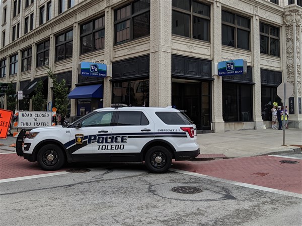 Police Man Dressed As A Woman Robs Downtown Bank The Blade