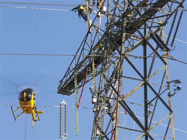 Helicopter helps workers update FirstEnergy line | The Blade