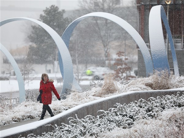 Photo gallery: Toledoans brace snowfall in downtown | The Blade