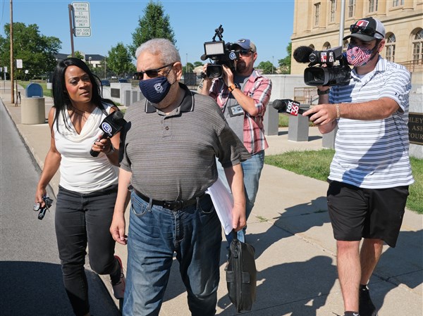 Federally charged attorney dies, defense attorney says in court filing ...