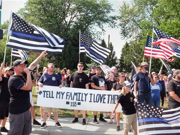 Gallery: Hundreds march in Oregon 'Back the Blue' rally | The Blade