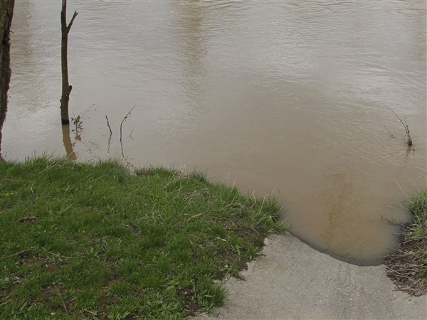 Heavy rain causes minor flooding along Findlay river | The Blade