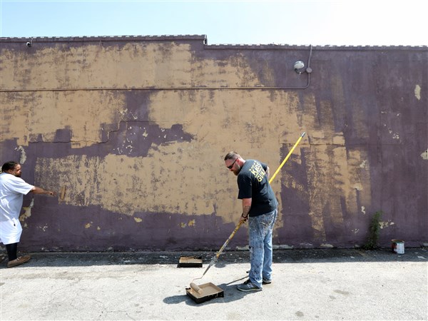 Photo gallery: DeDe Porter mural to symbolize peace | The Blade