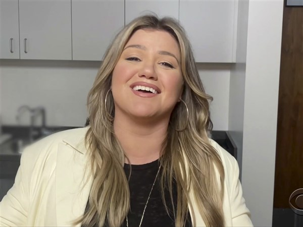 Singer Kelly Clarkson wins 2 trophies at Daytime Emmys | The Blade